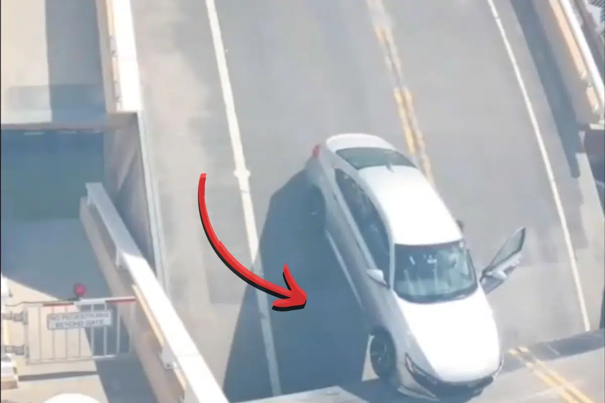 L'automobiliste s'arrête en plein milieu d'un pont mobile, regardez ce ...
